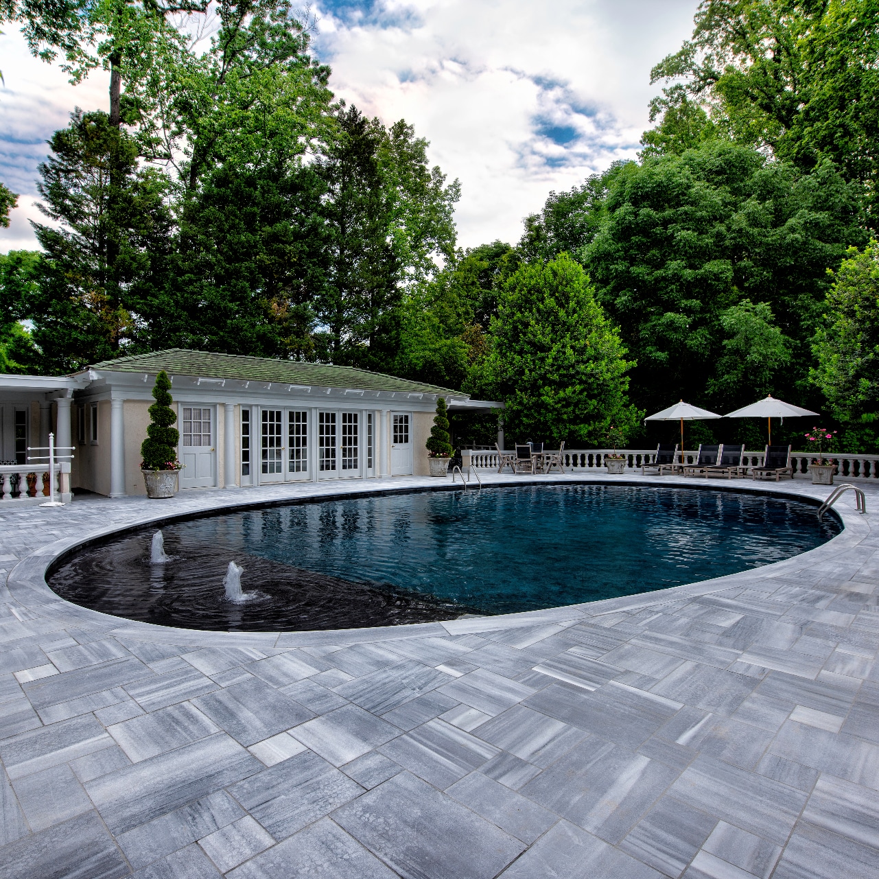 Colonial Revival Pool and Spa - Vue Custom Pools & Design